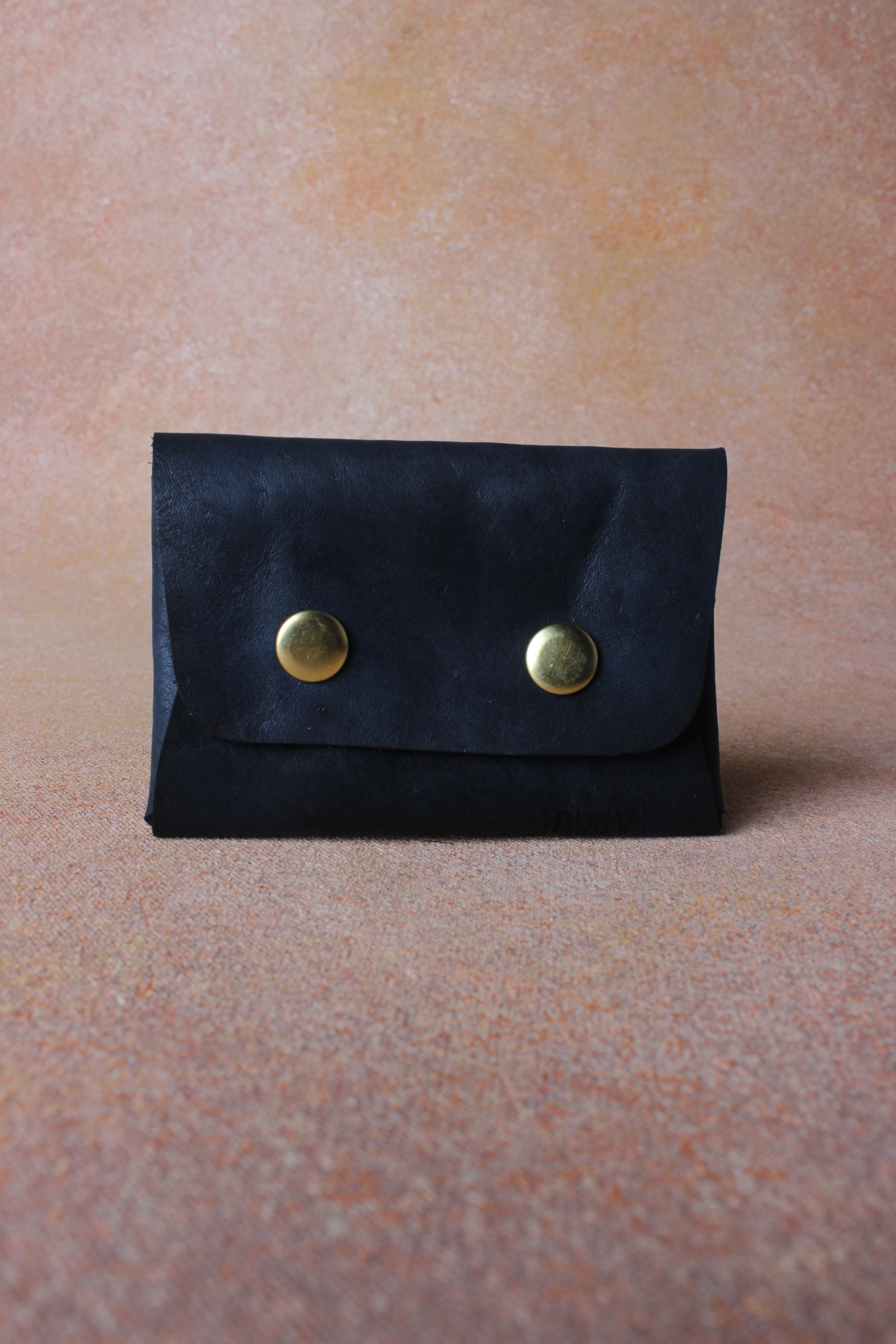 Timeless Appeal: Leather Card Pouch with Sutle Plane Texture