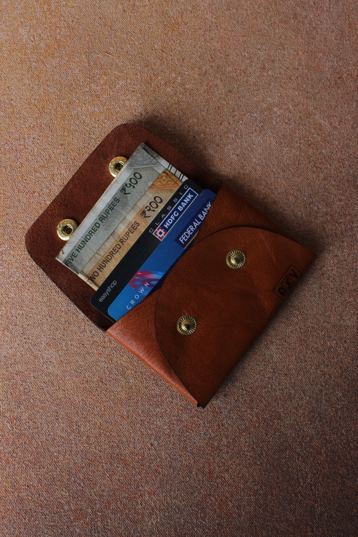 Timeless Appeal: Leather Card Pouch with Sutle Plane Texture